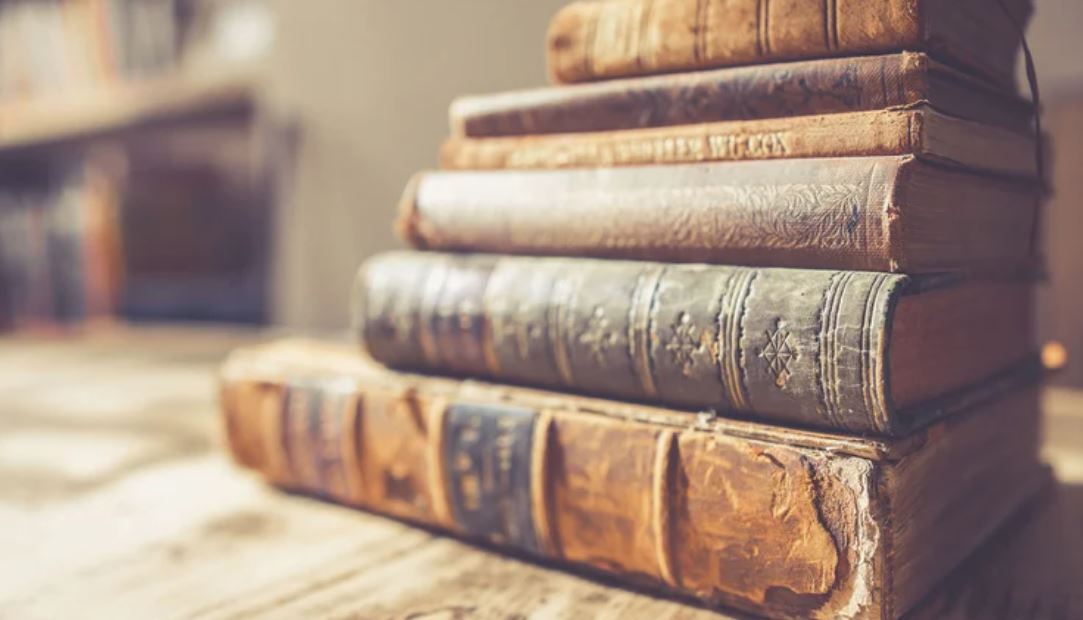 25 Ways To Upcycle Old Books For Crafts - Trendsetter A List